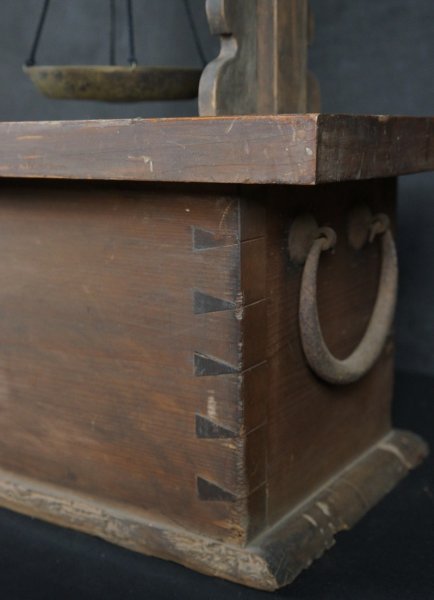 Antique doctor scale Hakari 1800