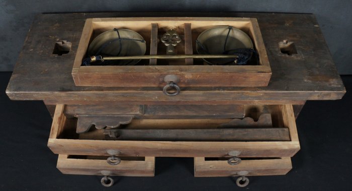 Antique doctor scale Hakari 1800