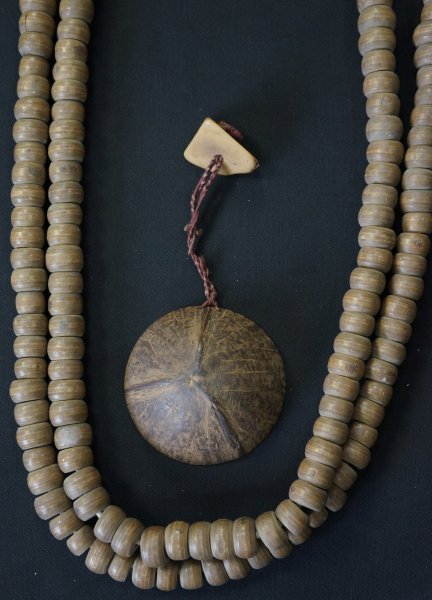 Buddhist Zen monk chanting beads 1800