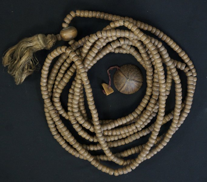 Buddhist Zen monk chanting beads 1800